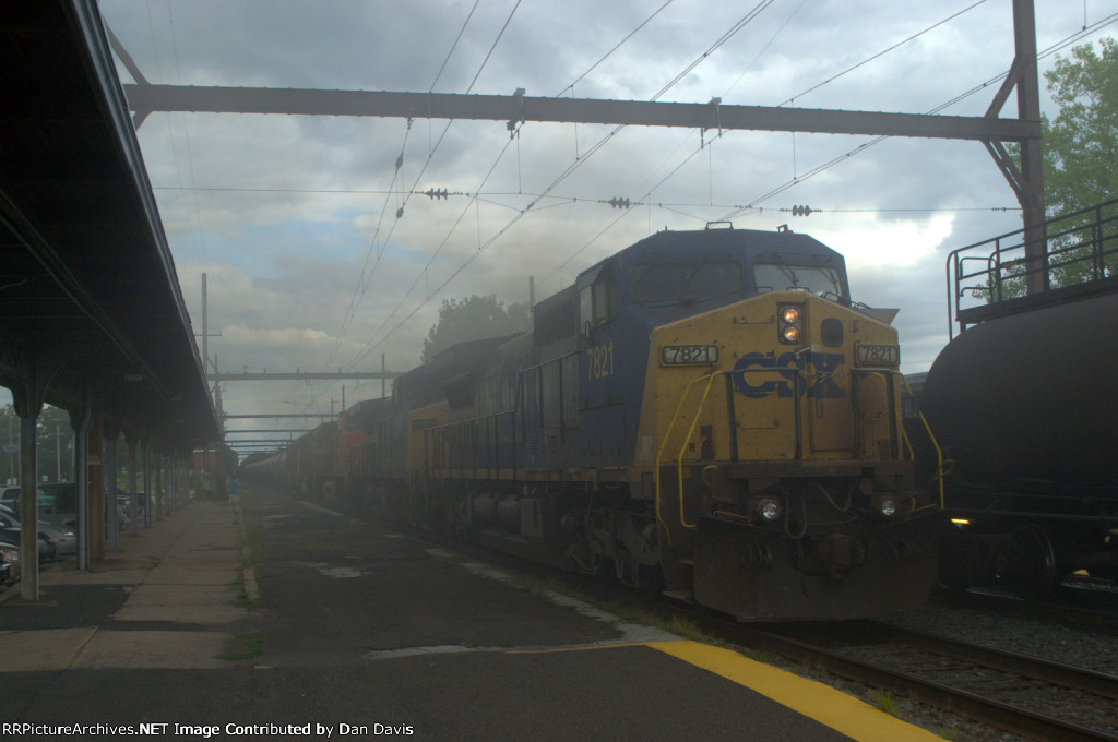 CSX C40-8W 7821 leads K042